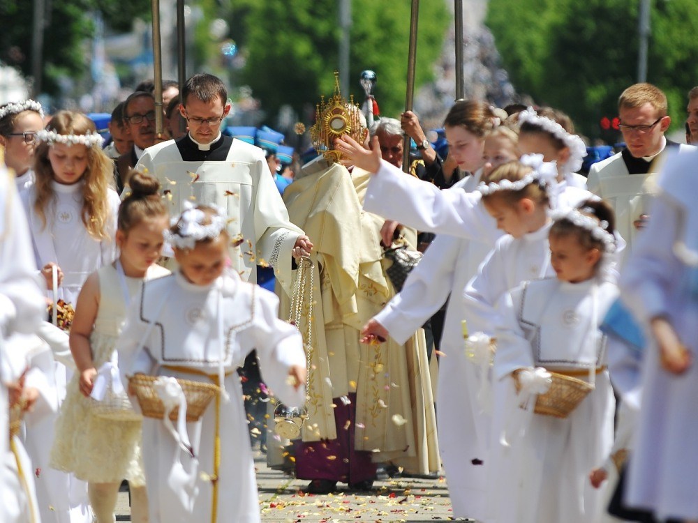 Boże Ciało 2025. Polowa msza święta na boisku szkolnym i uroczysta ...